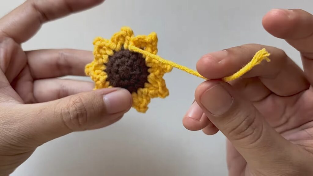 Crochet Mini Flower Bouquet Keychain Pattern - Yarn Items